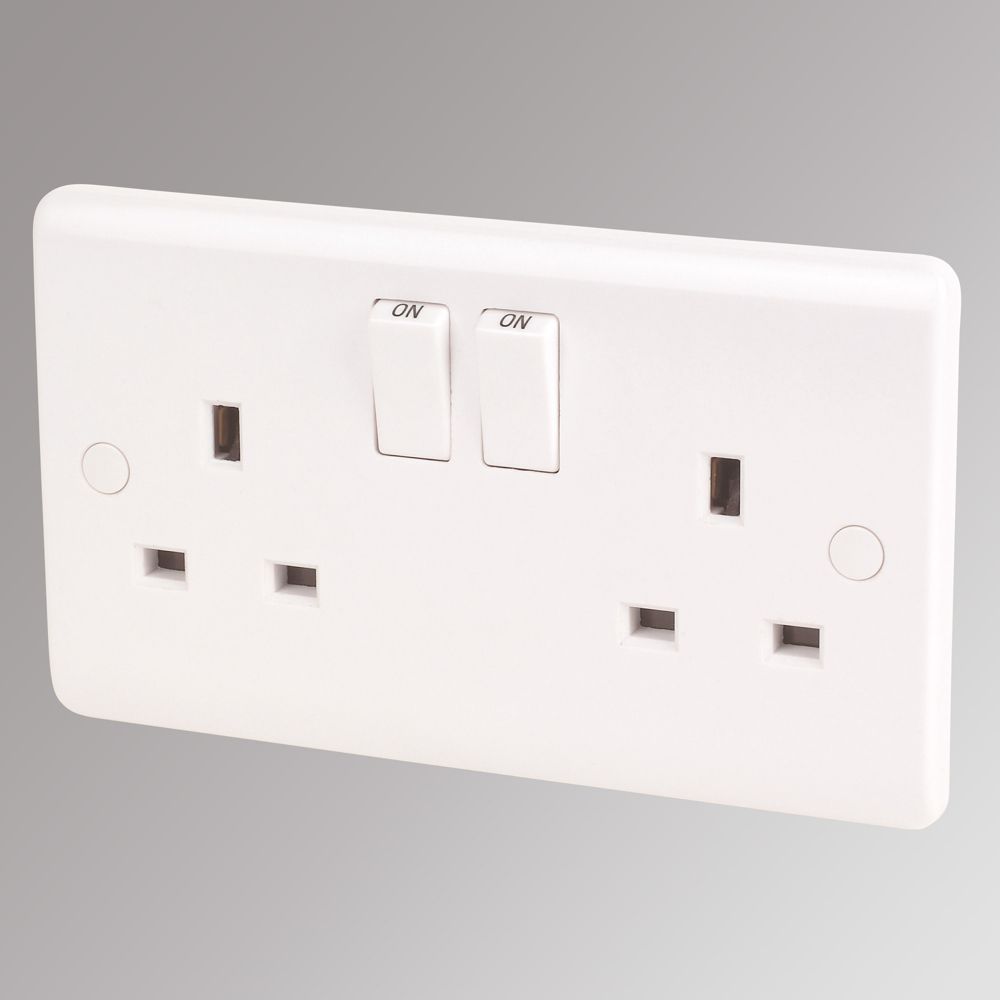 LAP 13A 2-Gang SP Switched Plug Socket White - Screwfix