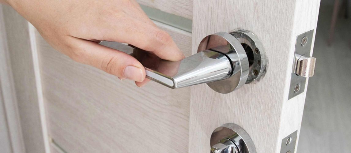 How to Fix a Door Handle | Screwfix